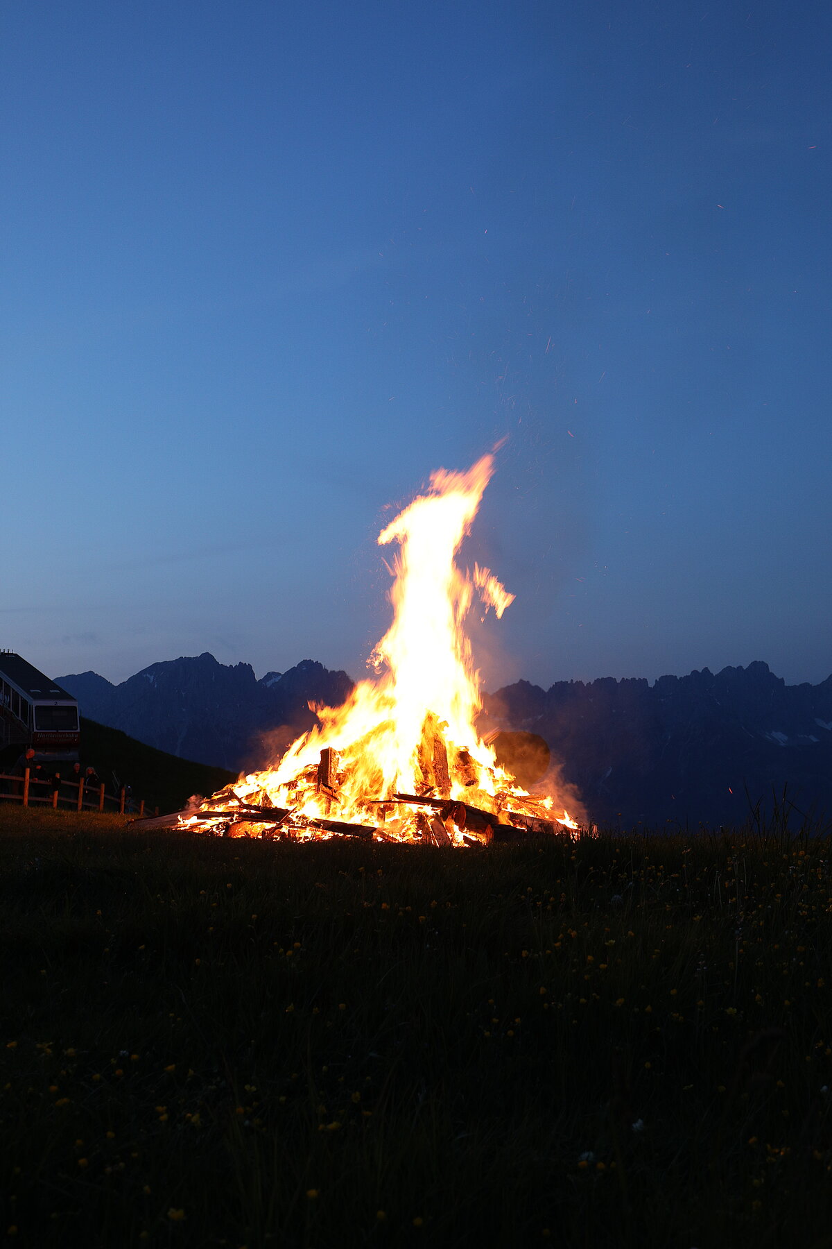 Sonnwendfeuer on the Hartkaiser | ellmau-going.at